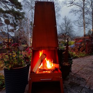 Eldstad i cortenstål | För utomhusmiljö | Hög modell med hylla